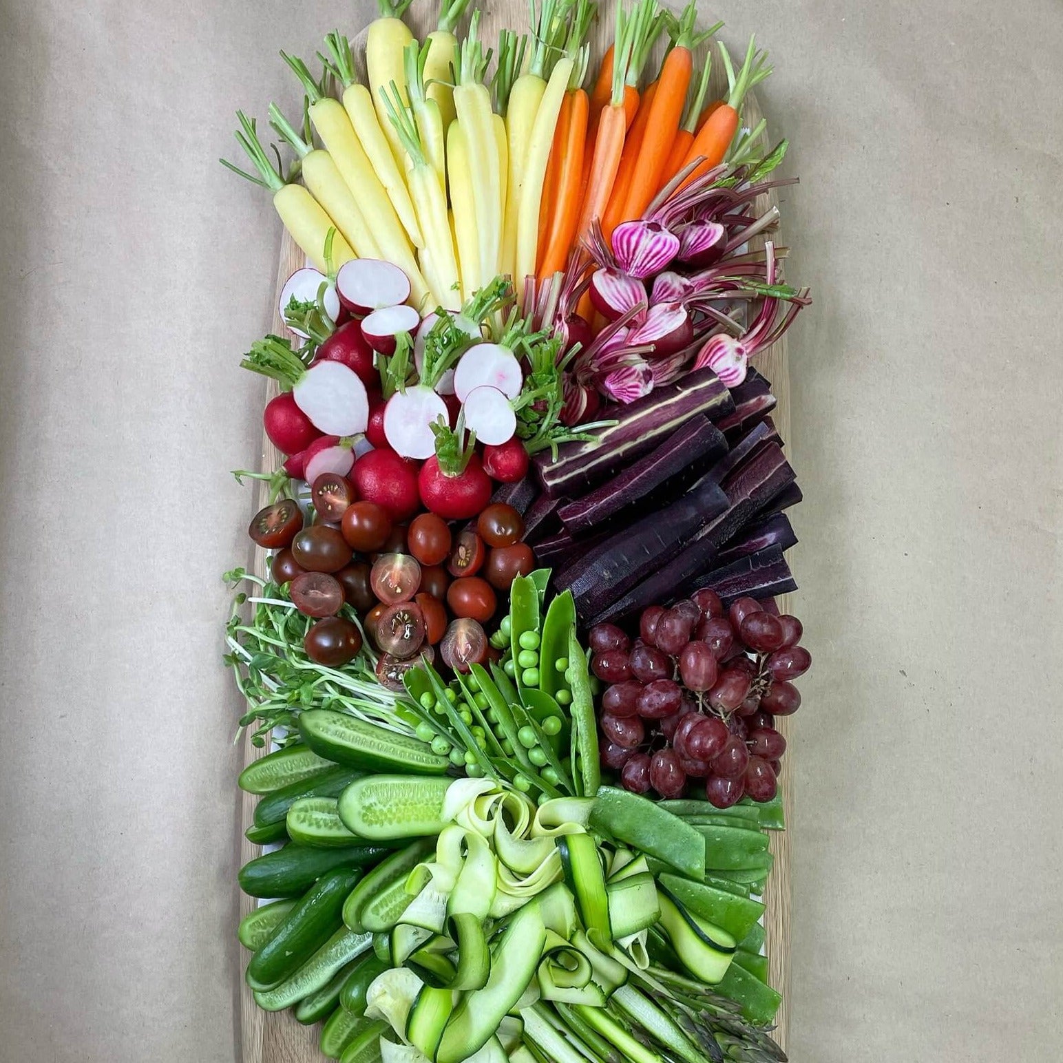 Crudites board with humus + avocado – Cosma Catering